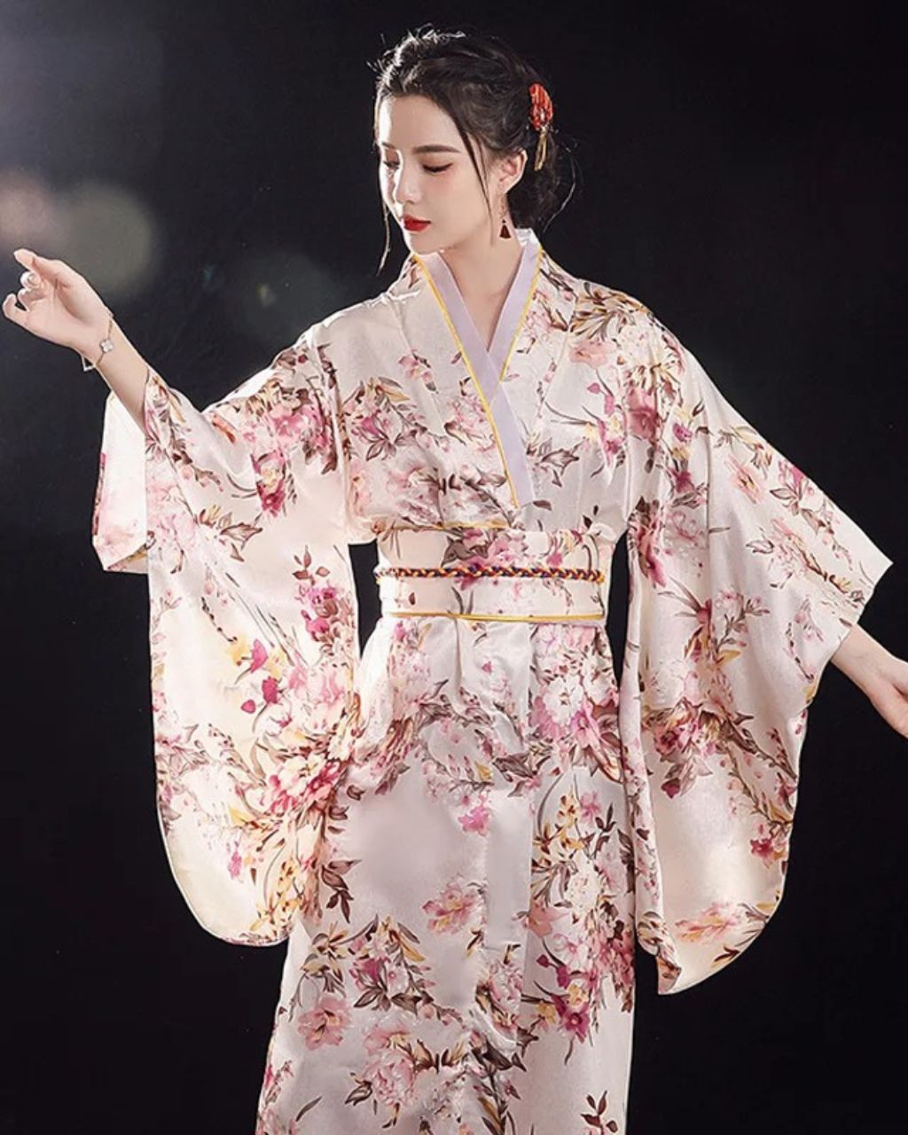 Kimono traditionnel japonais à motif floral • Miss Kimono
